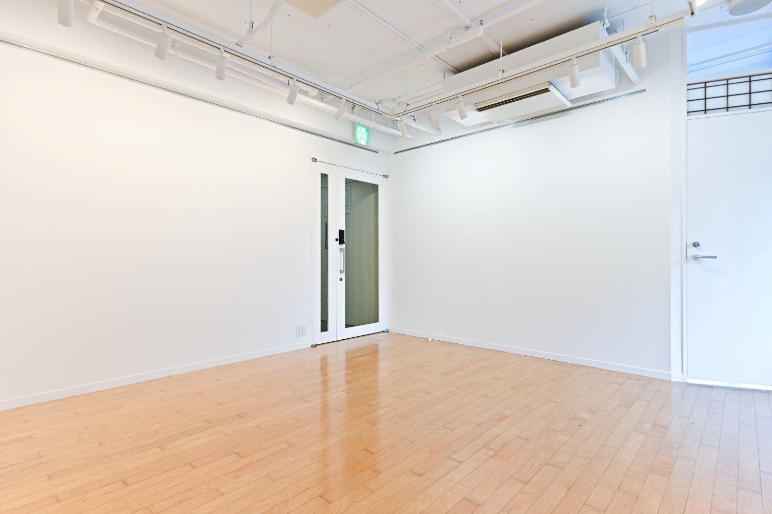 表参道ヒルズ内31㎡【試着室・天吊ハンガーパイプ有】展示会/ポップアップ/イベント対応。白基調&窓2面の並木道に面する開放的空間の写真13