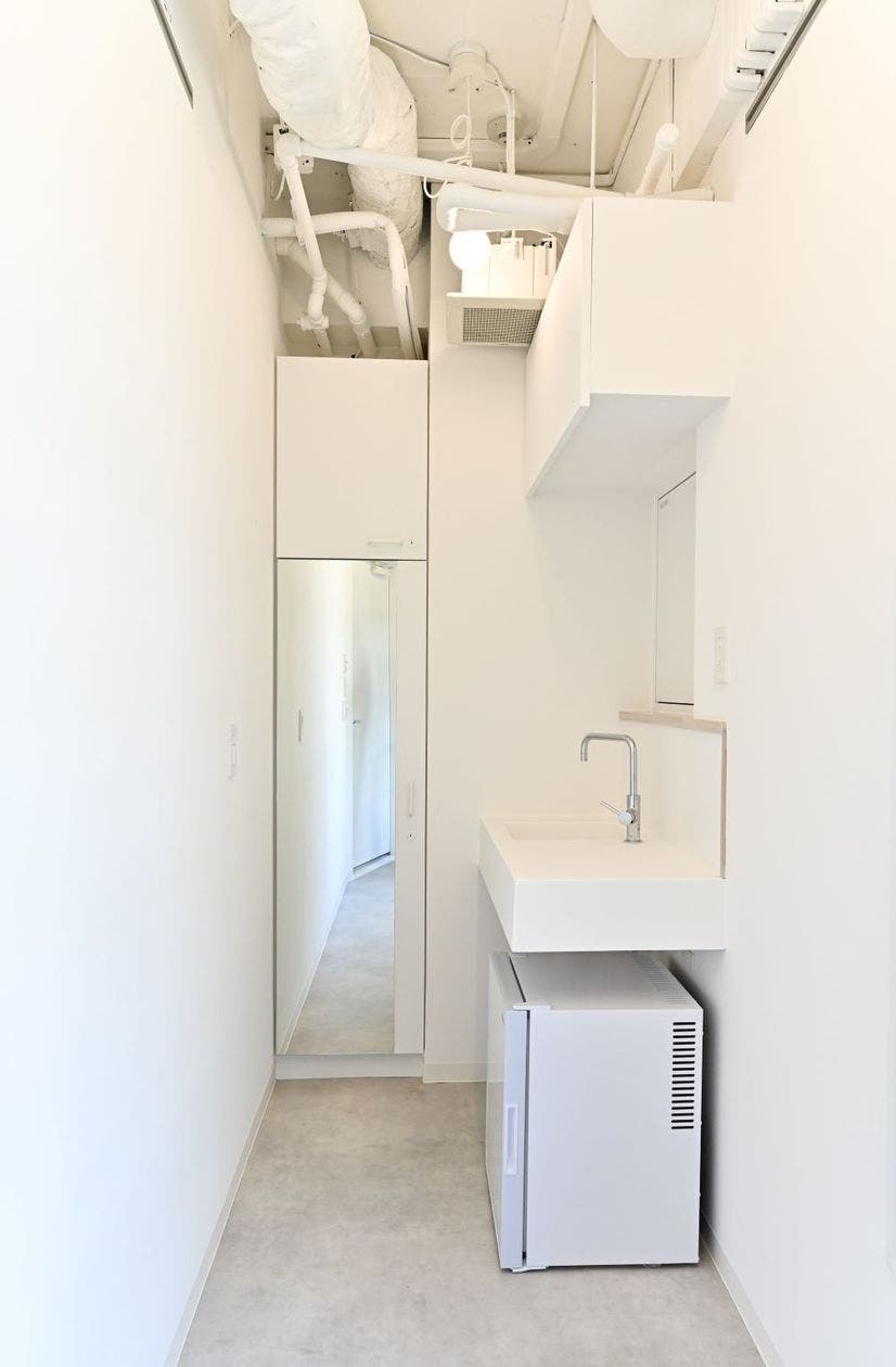 表参道ヒルズ内31㎡【試着室・天吊ハンガーパイプ有】展示会/ポップアップ/イベント対応。白基調&窓2面の並木道に面する開放的空間の写真14