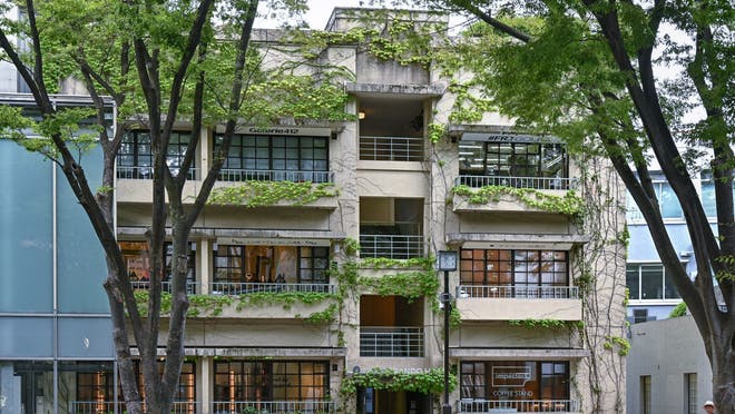 試着室・天吊ハンガーパイプ有:展示会/受注会/ポップアップに最適な表参道ヒルズ同潤館にあるイベントスペースの写真1