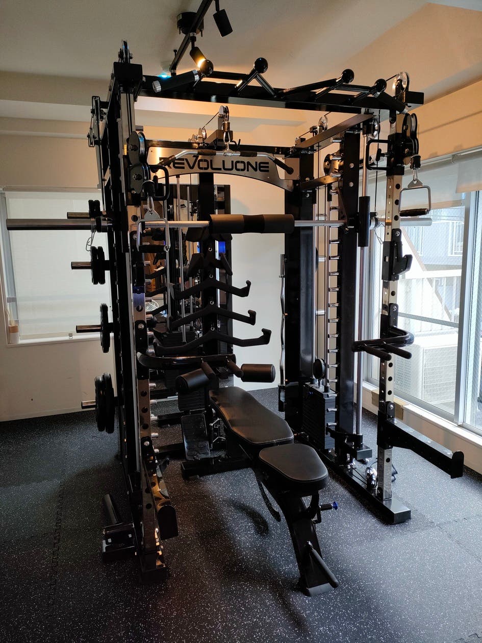 24時間ジム、新宿3丁目駅3分、当日予約でお得な割引きも！人気マルチマシン完備、個人利用可、自分好みの照明演出に、ドラマ出演ジムの写真2