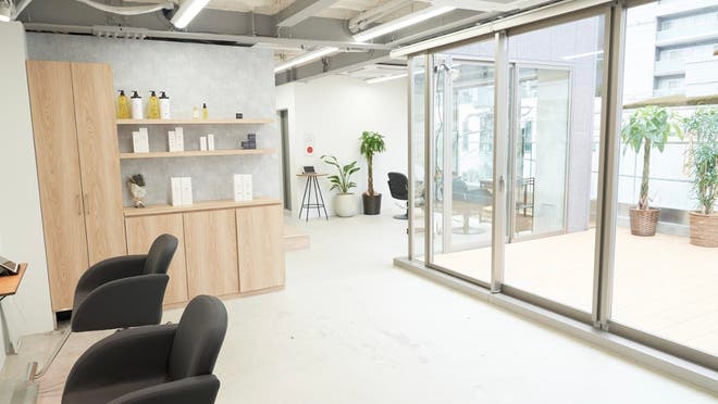 表参道駅徒歩3分 窓が大きく明るい店内の1席を貸し出し/ミラーレンタル/面貸しの写真1