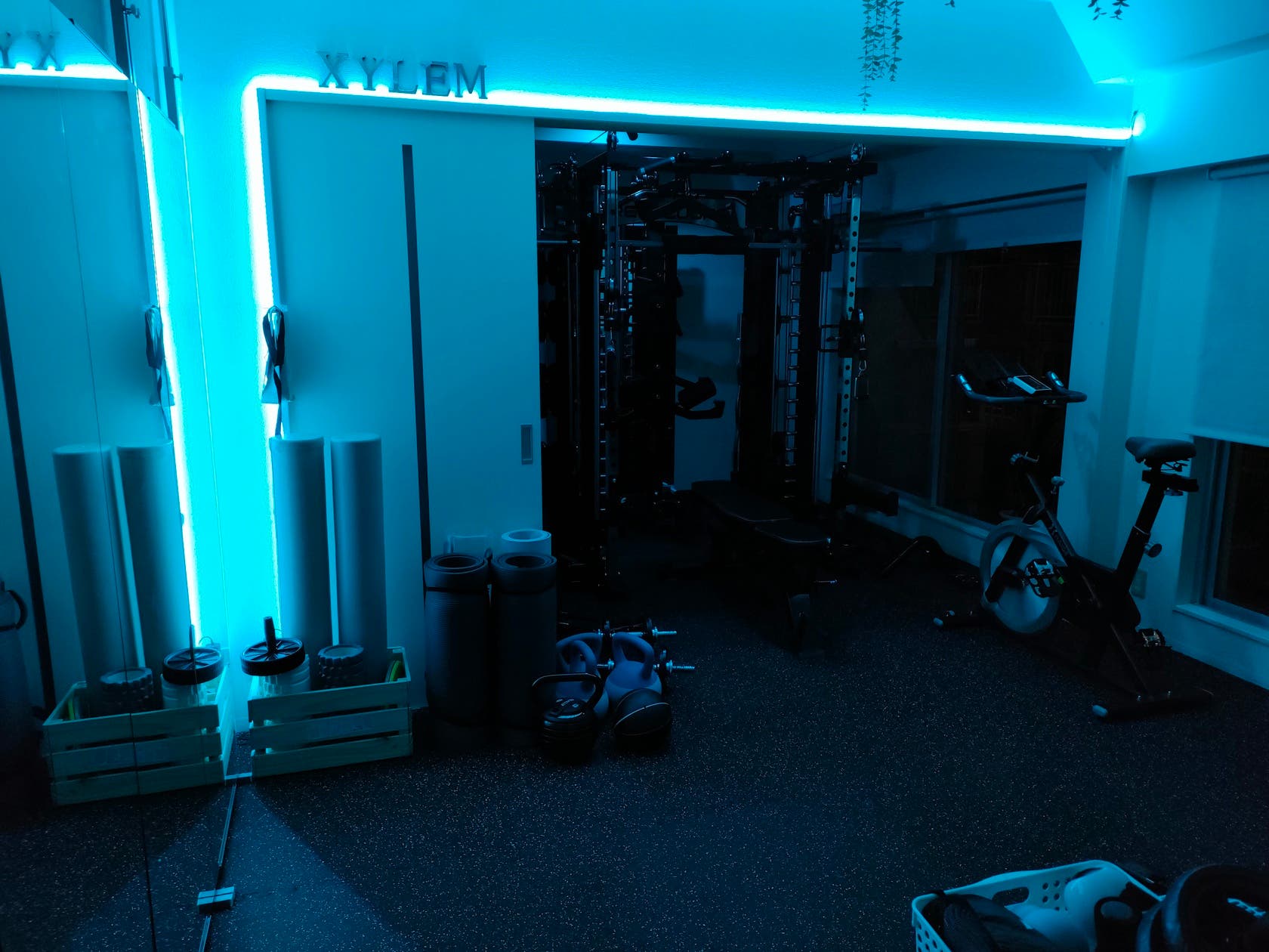 24時間ジム、新宿3丁目駅3分、当日予約でお得な割引きも！人気マルチマシン完備、個人利用可、自分好みの照明演出に、ドラマ出演ジムの写真6