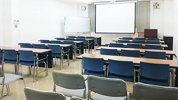 【301】大会議室(定員30名) 阪急 烏丸駅、京都市営地下鉄 四条駅、京阪 祇園四条駅からそれぞれ徒歩10分以内の貸会議室の写真1