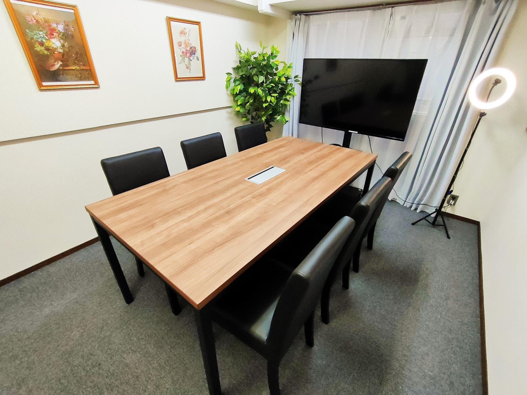 〈トーカン博多〉【博多駅5分/10名利用可】設備無料/高速Wi-Fi/50㌅モニター/ホワイトボード/全身鏡の写真5