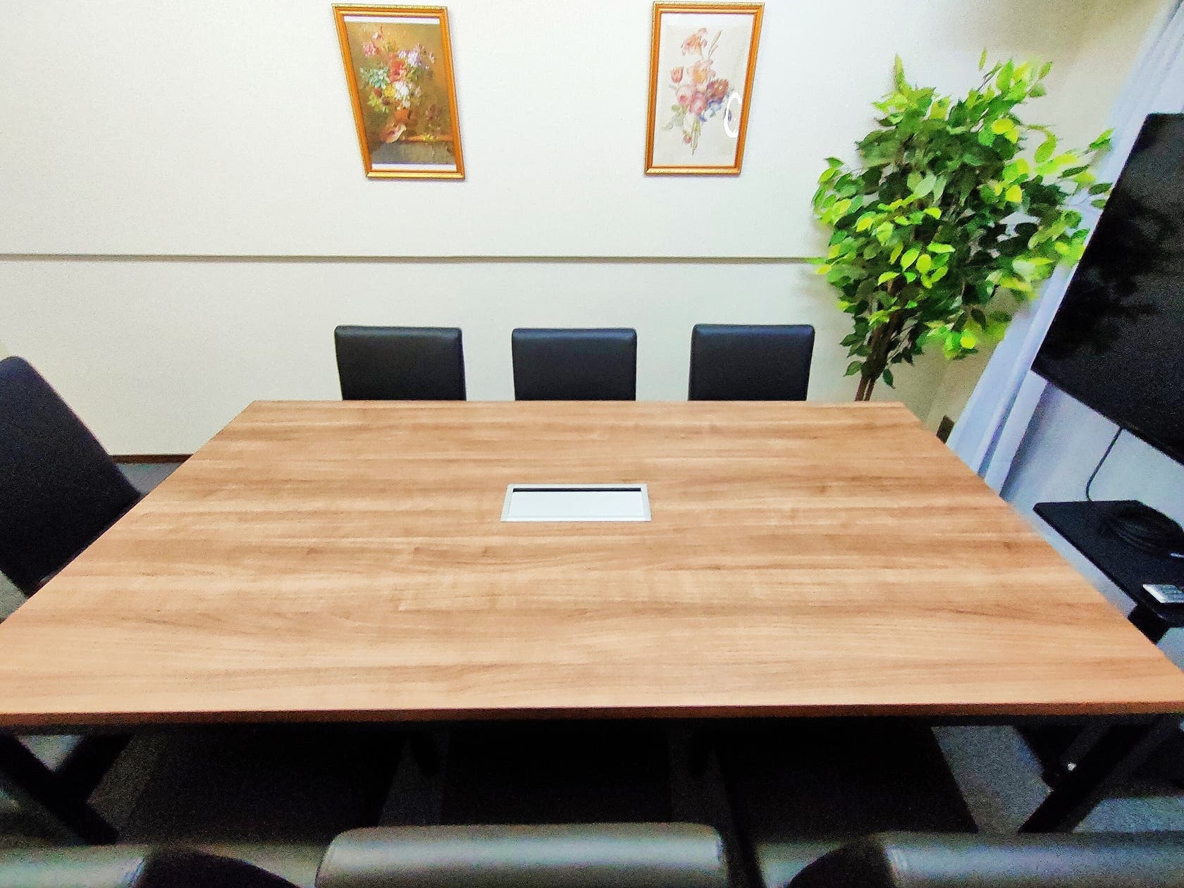 〈トーカン博多〉【博多駅5分/10名利用可】設備無料/高速Wi-Fi/50㌅モニター/ホワイトボード/全身鏡の写真6