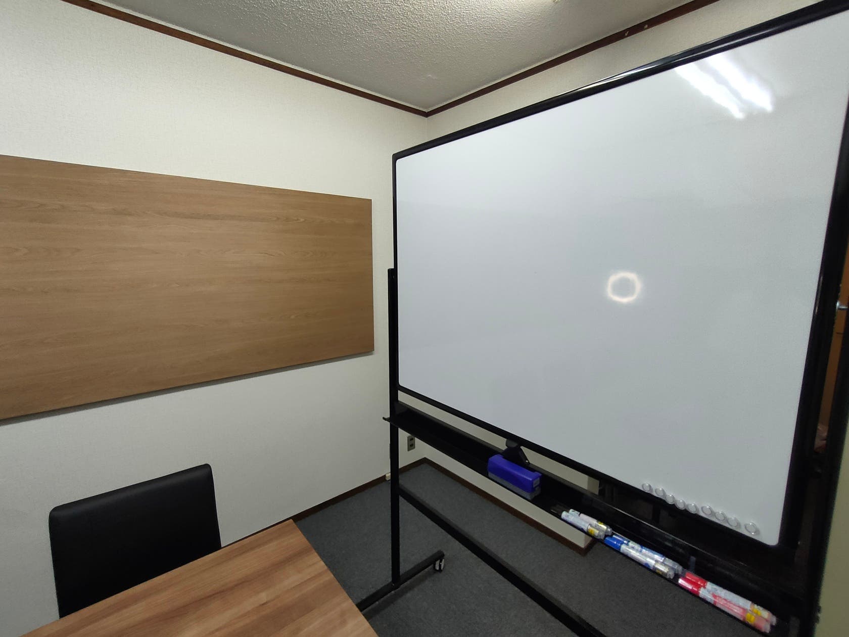 〈トーカン博多〉【博多駅5分/10名利用可】設備無料/高速Wi-Fi/50㌅モニター/ホワイトボード/全身鏡の写真9