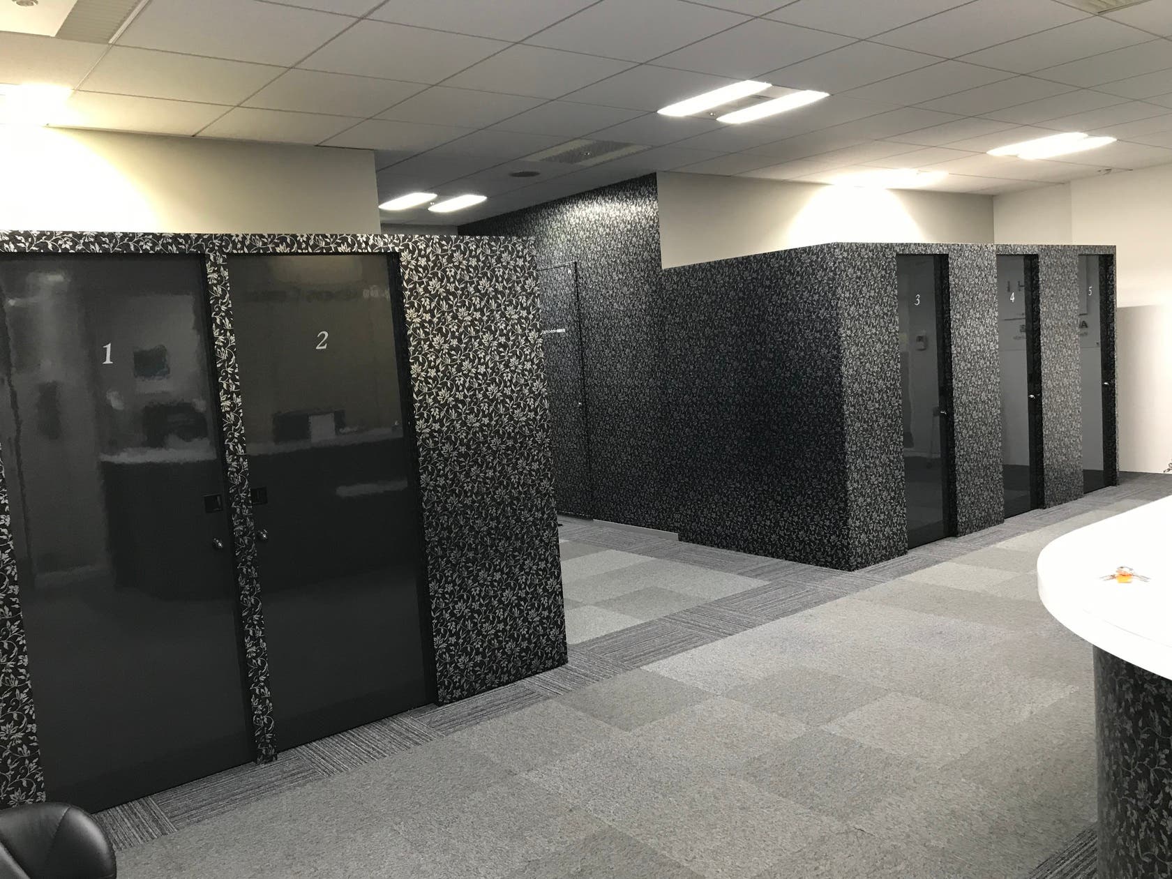 ②コワワーキングスペース（1名様限定）綺麗なビルでスタッフも常駐しており安心です。の写真5