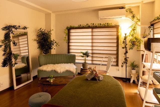 文化村から徒歩２分・神泉駅歩３分｜広々サロン。昇降ベッド・大型テーブルとソファを配したボタニカルな空間 *4階まで階段ですの写真4