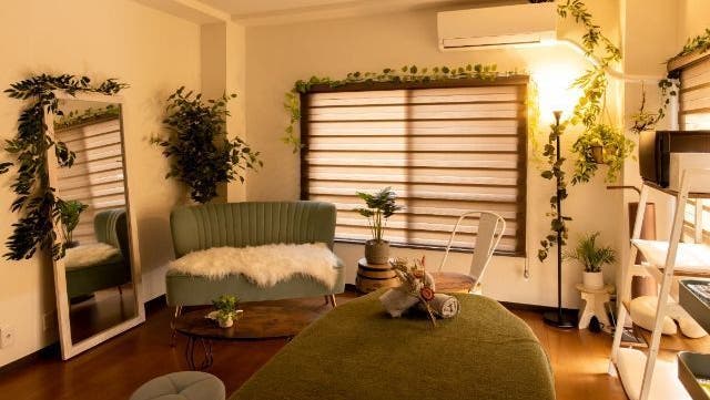 文化村から徒歩2分・神泉駅歩3分|広々サロン。昇降ベッド・大型テーブルとソファを配したボタニカルな空間 *4階まで階段ですの写真4