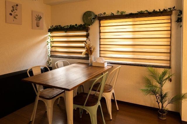 文化村から徒歩２分・神泉駅歩３分｜広々サロン。昇降ベッド・大型テーブルとソファを配したボタニカルな空間 *4階まで階段ですの写真5