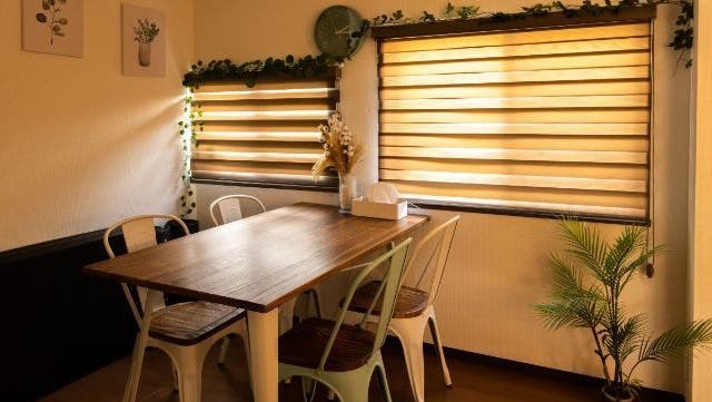 文化村から徒歩2分・神泉駅歩3分|広々サロン。昇降ベッド・大型テーブルとソファを配したボタニカルな空間 *4階まで階段ですの写真5