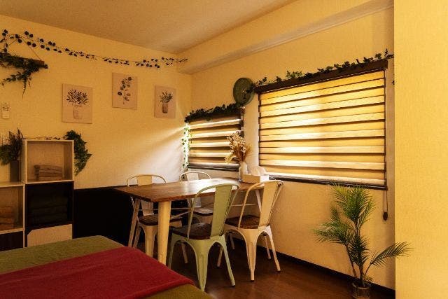 文化村から徒歩２分・神泉駅歩３分｜広々サロン。昇降ベッド・大型テーブルとソファを配したボタニカルな空間 *4階まで階段ですの写真6