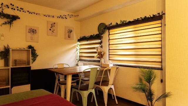 文化村から徒歩2分・神泉駅歩3分|広々サロン。昇降ベッド・大型テーブルとソファを配したボタニカルな空間 *4階まで階段ですの写真6