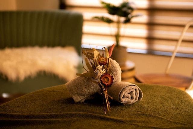 文化村から徒歩２分・神泉駅歩３分｜広々サロン。昇降ベッド・大型テーブルとソファを配したボタニカルな空間 *4階まで階段ですの写真7