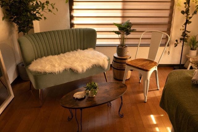 文化村から徒歩２分・神泉駅歩３分｜広々サロン。昇降ベッド・大型テーブルとソファを配したボタニカルな空間 *4階まで階段ですの写真11