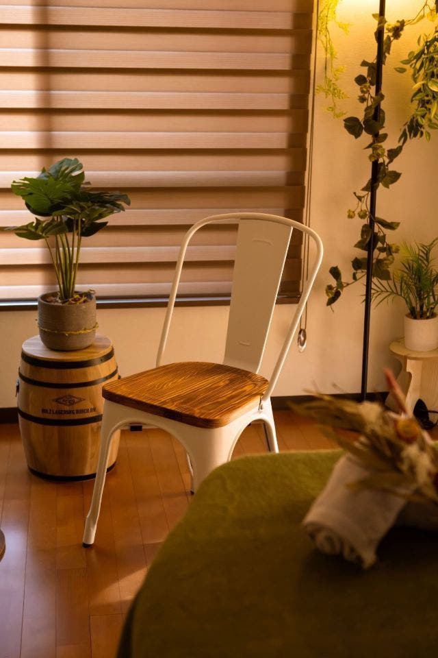 文化村から徒歩２分・神泉駅歩３分｜広々サロン。昇降ベッド・大型テーブルとソファを配したボタニカルな空間 *4階まで階段ですの写真12