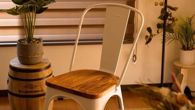 文化村から徒歩2分・神泉駅歩3分|広々サロン。昇降ベッド・大型テーブルとソファを配したボタニカルな空間 *4階まで階段ですの写真12