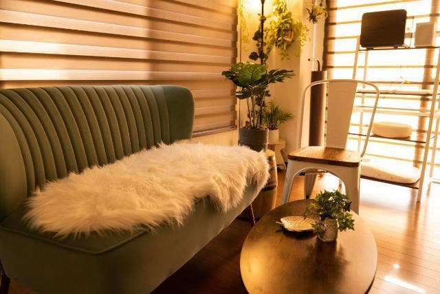 文化村から徒歩２分・神泉駅歩３分｜広々サロン。昇降ベッド・大型テーブルとソファを配したボタニカルな空間 *4階まで階段ですの写真14