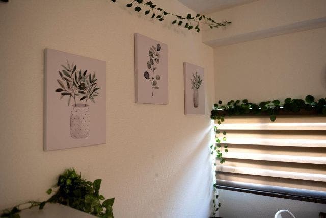 文化村から徒歩２分・神泉駅歩３分｜広々サロン。昇降ベッド・大型テーブルとソファを配したボタニカルな空間 *4階まで階段ですの写真15