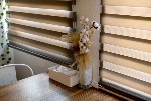 文化村から徒歩２分・神泉駅歩３分｜広々サロン。昇降ベッド・大型テーブルとソファを配したボタニカルな空間 *4階まで階段ですの写真16