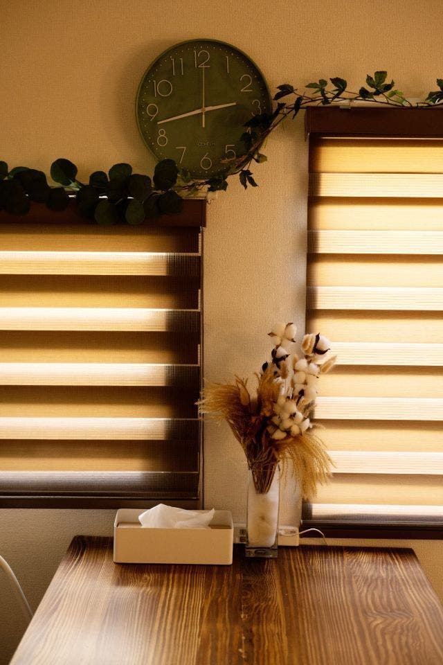 文化村から徒歩２分・神泉駅歩３分｜広々サロン。昇降ベッド・大型テーブルとソファを配したボタニカルな空間 *4階まで階段ですの写真17