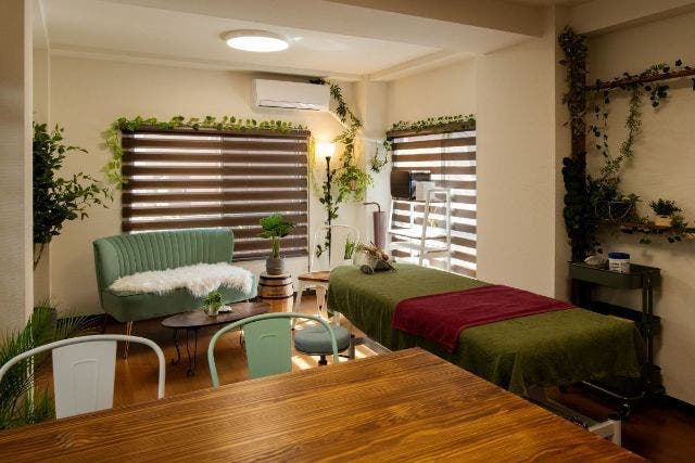 文化村から徒歩２分・神泉駅歩３分｜広々サロン。昇降ベッド・大型テーブルとソファを配したボタニカルな空間 *4階まで階段ですの写真18