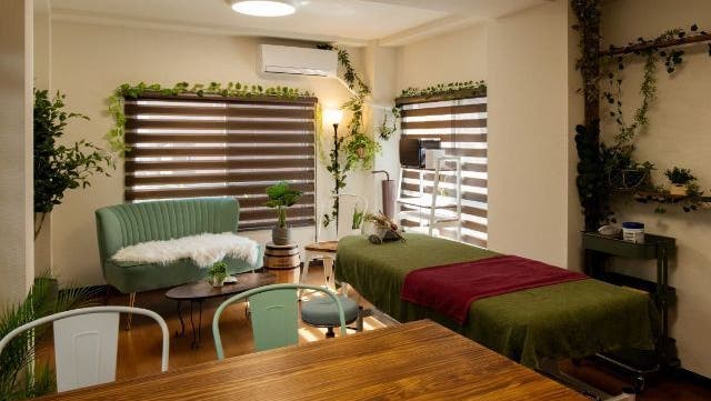 文化村から徒歩2分・神泉駅歩3分|広々サロン。昇降ベッド・大型テーブルとソファを配したボタニカルな空間 *4階まで階段ですの写真18