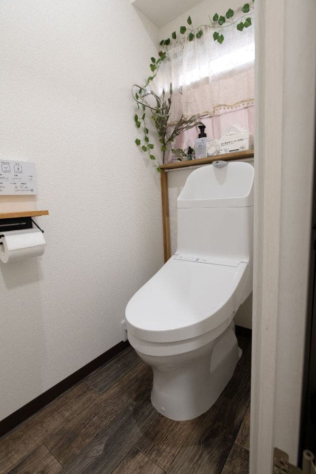 文化村から徒歩２分・神泉駅歩３分｜広々サロン。昇降ベッド・大型テーブルとソファを配したボタニカルな空間 *4階まで階段ですの写真19