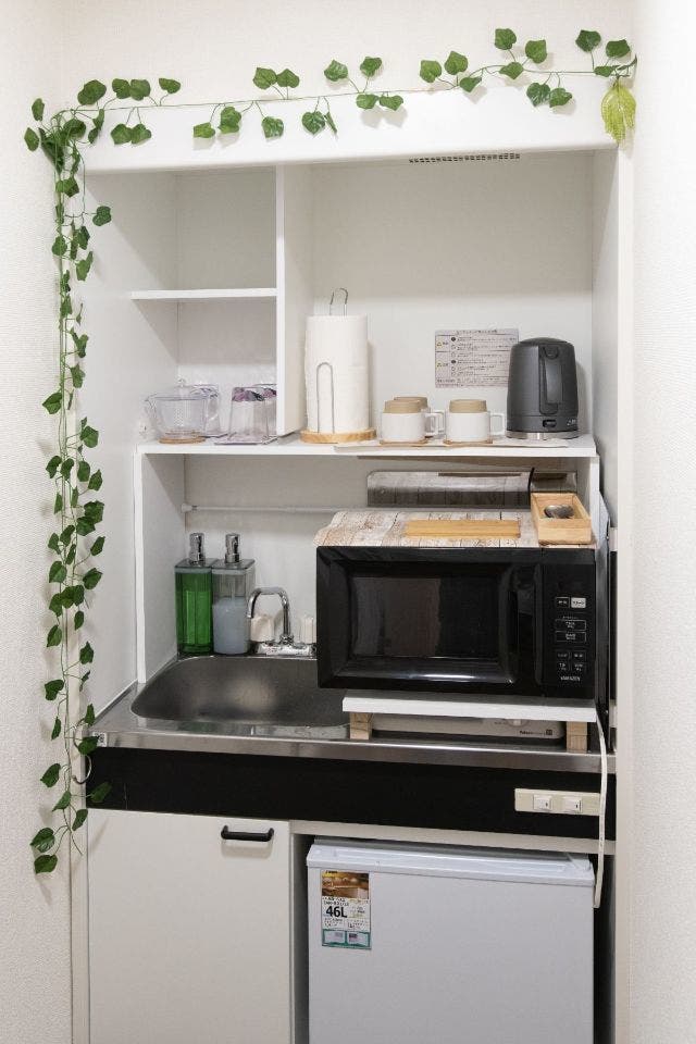 文化村から徒歩２分・神泉駅歩３分｜広々サロン。昇降ベッド・大型テーブルとソファを配したボタニカルな空間 *4階まで階段ですの写真20