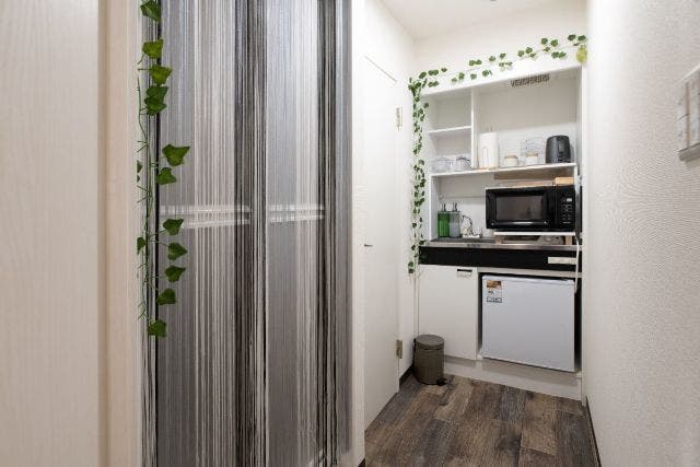 文化村から徒歩２分・神泉駅歩３分｜広々サロン。昇降ベッド・大型テーブルとソファを配したボタニカルな空間 *4階まで階段ですの写真21