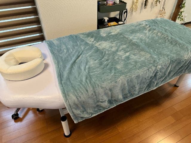 文化村から徒歩２分・神泉駅歩３分｜広々サロン。昇降ベッド・大型テーブルとソファを配したボタニカルな空間 *4階まで階段ですの写真24