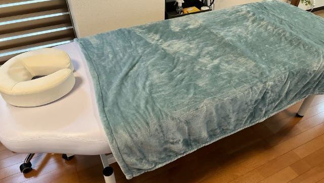 文化村から徒歩2分・神泉駅歩3分|広々サロン。昇降ベッド・大型テーブルとソファを配したボタニカルな空間 *4階まで階段ですの写真24