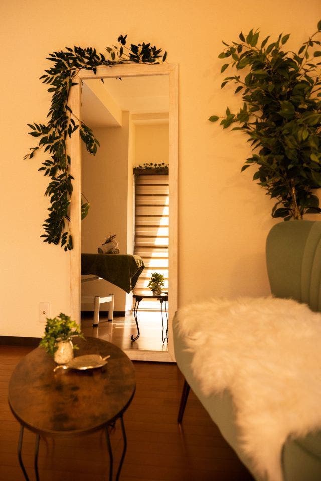 文化村から徒歩２分・神泉駅歩３分｜広々サロン。昇降ベッド・大型テーブルとソファを配したボタニカルな空間 *4階まで階段ですの写真27