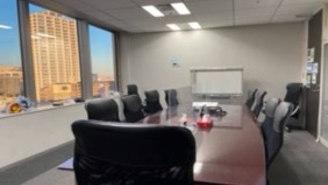 会議室(10名)綺麗なビルでスタッフも常駐しており安心です。の写真4