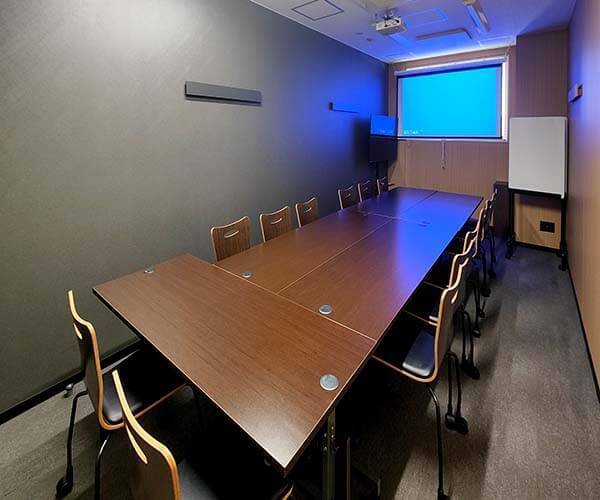 8階　貸会議室(定員14名) 阪急 烏丸駅、京都市営地下鉄 四条駅、京阪 祇園四条駅からそれぞれ徒歩10分以内の貸会議室の写真1