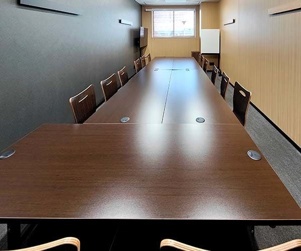 8階　貸会議室(定員14名) 阪急 烏丸駅、京都市営地下鉄 四条駅、京阪 祇園四条駅からそれぞれ徒歩10分以内の貸会議室の写真2