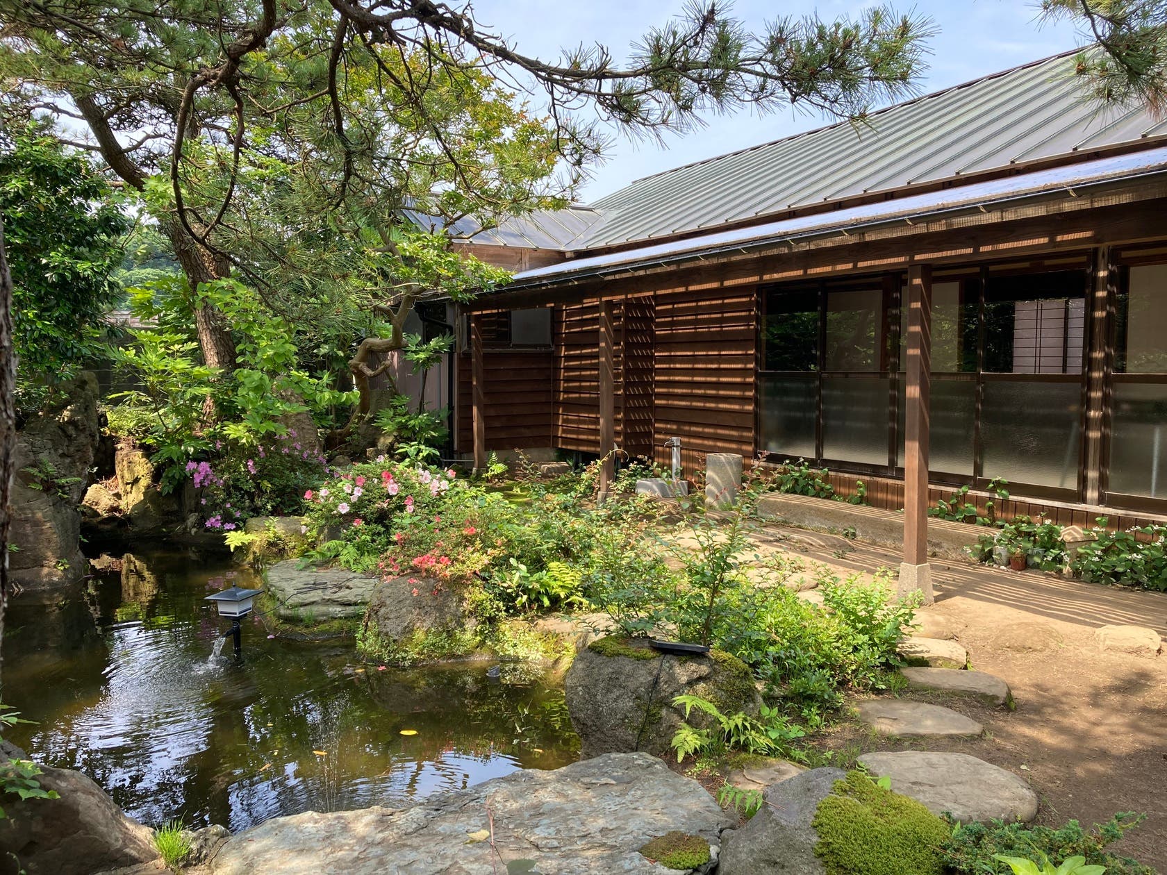 多目的スペース　廊下を挟んで照明、屋根付きの空間がある大人数での使用可能なレンタルスペースの写真7