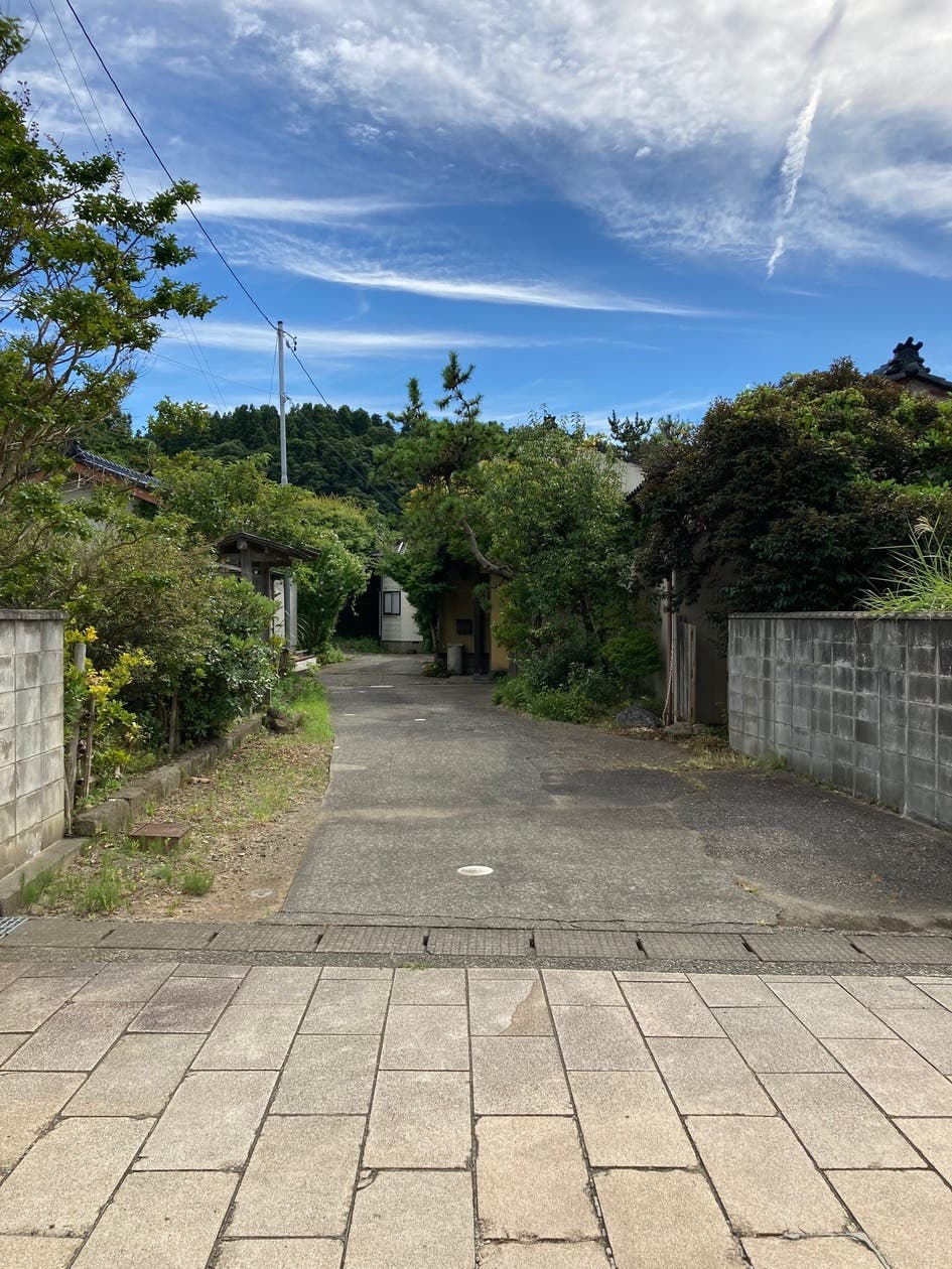 多目的スペース　廊下を挟んで照明、屋根付きの空間がある大人数での使用可能なレンタルスペースの写真8