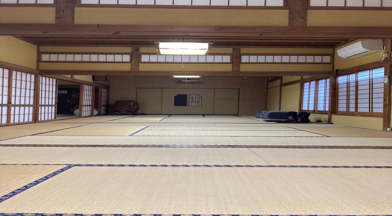 多目的スペース　廊下を挟んで照明、屋根付きの空間がある大人数での使用可能なレンタルスペース