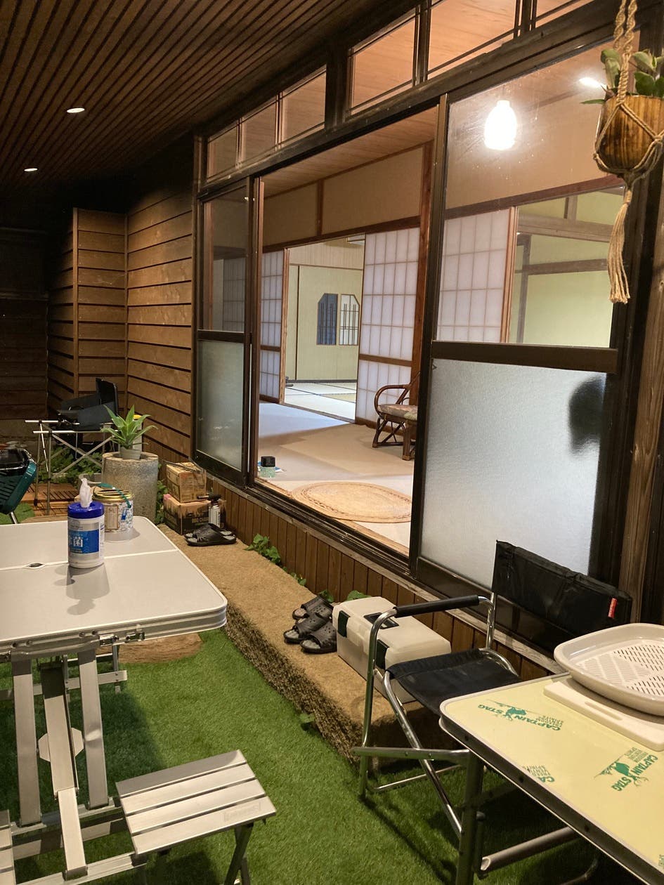 多目的スペース　廊下を挟んで照明、屋根付きの空間がある大人数での使用可能なレンタルスペースの写真5