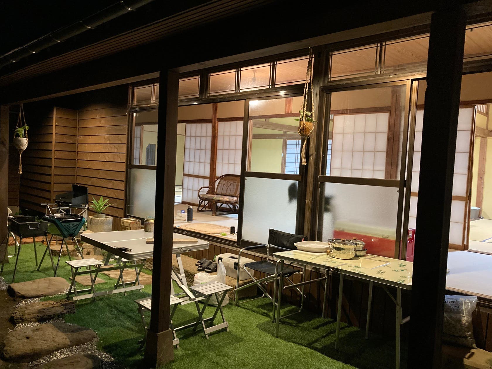 多目的スペース　廊下を挟んで照明、屋根付きの空間がある大人数での使用可能なレンタルスペースの写真6