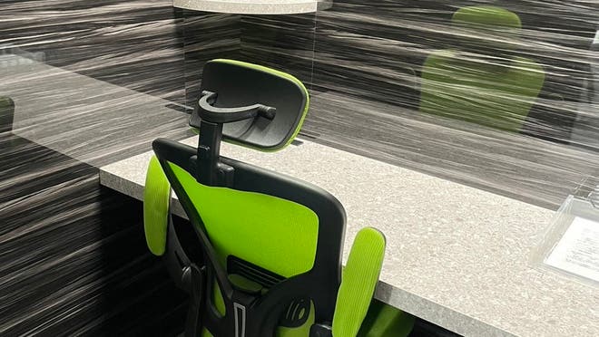 ⑤コワーキングスペース(1名様限定)綺麗なビルでスタッフも常駐しており安心です。の写真1