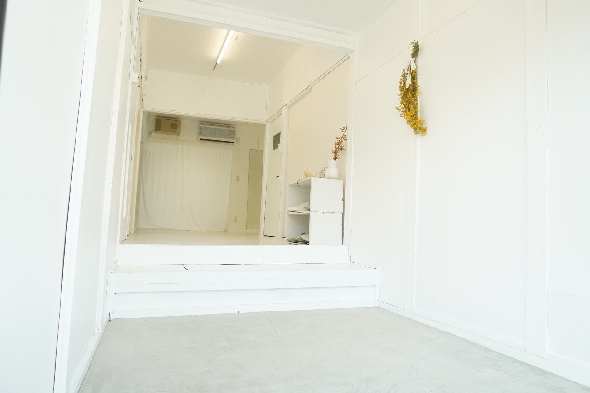 【各務原市那加_撮影スタジオ_古民家リノベ済】白基調の撮影スペース〈コスプレ／ポートレート／ベビー／バースデーフォトなど〉の写真4