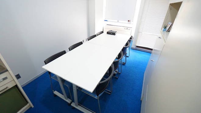 【新橋/汐留/御成門駅徒歩5分!10名利用可!】プロジェクター・高速WiFi全て無料!ふれあい貸し会議室 新橋A CoCoiiの写真1