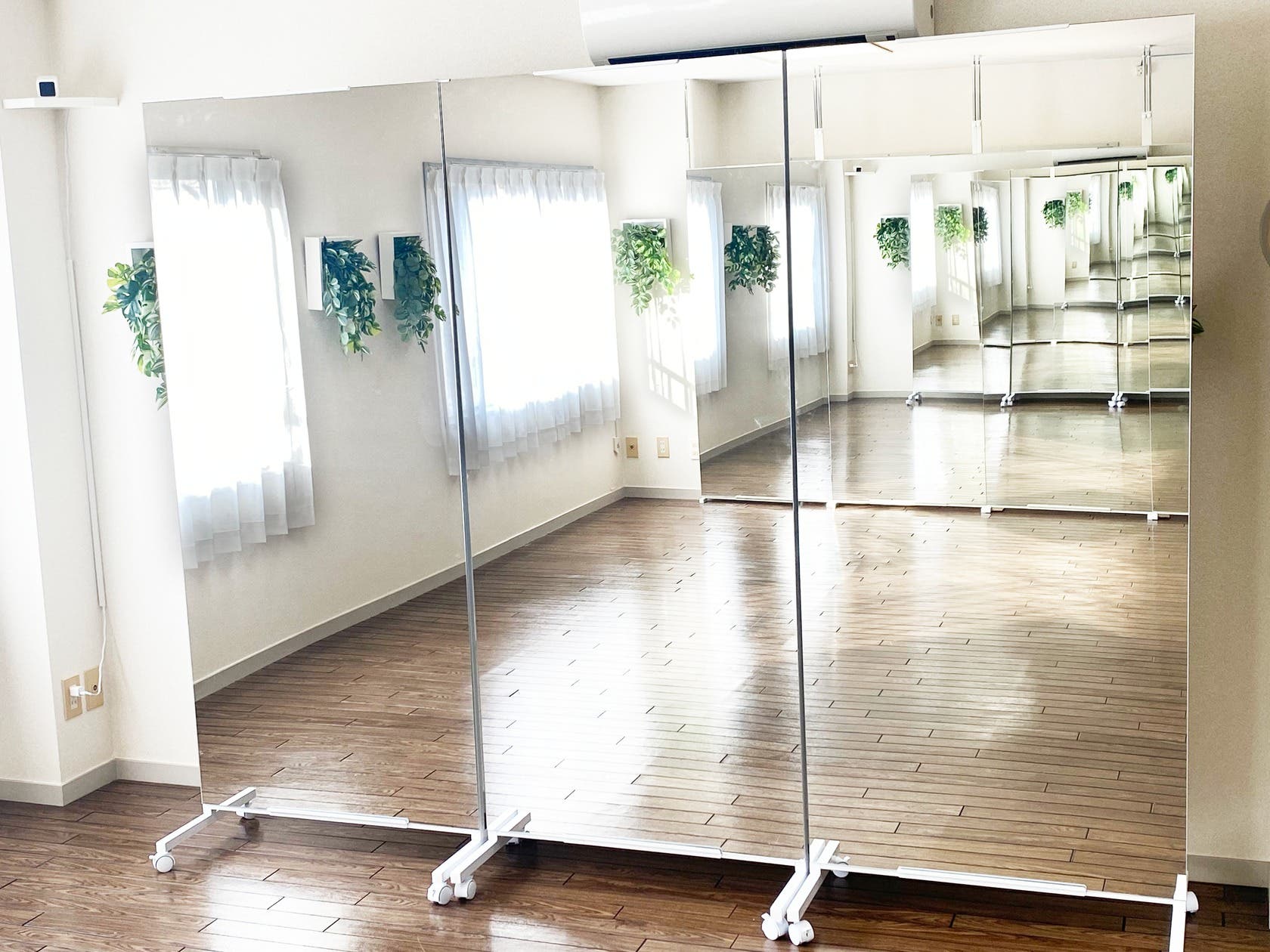 【鶯谷駅1分半】広々した空間／陽の光あふれる最上階／ダンスやヨガに最適なスタジオ／大型鏡２面計約７m／ピラティス・演劇などの写真6