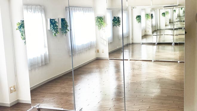 【鶯谷駅1分半】広々した空間/陽の光あふれる最上階/ダンスやヨガに最適なスタジオ/大型鏡2面計約7m/ピラティス・演劇などの写真6