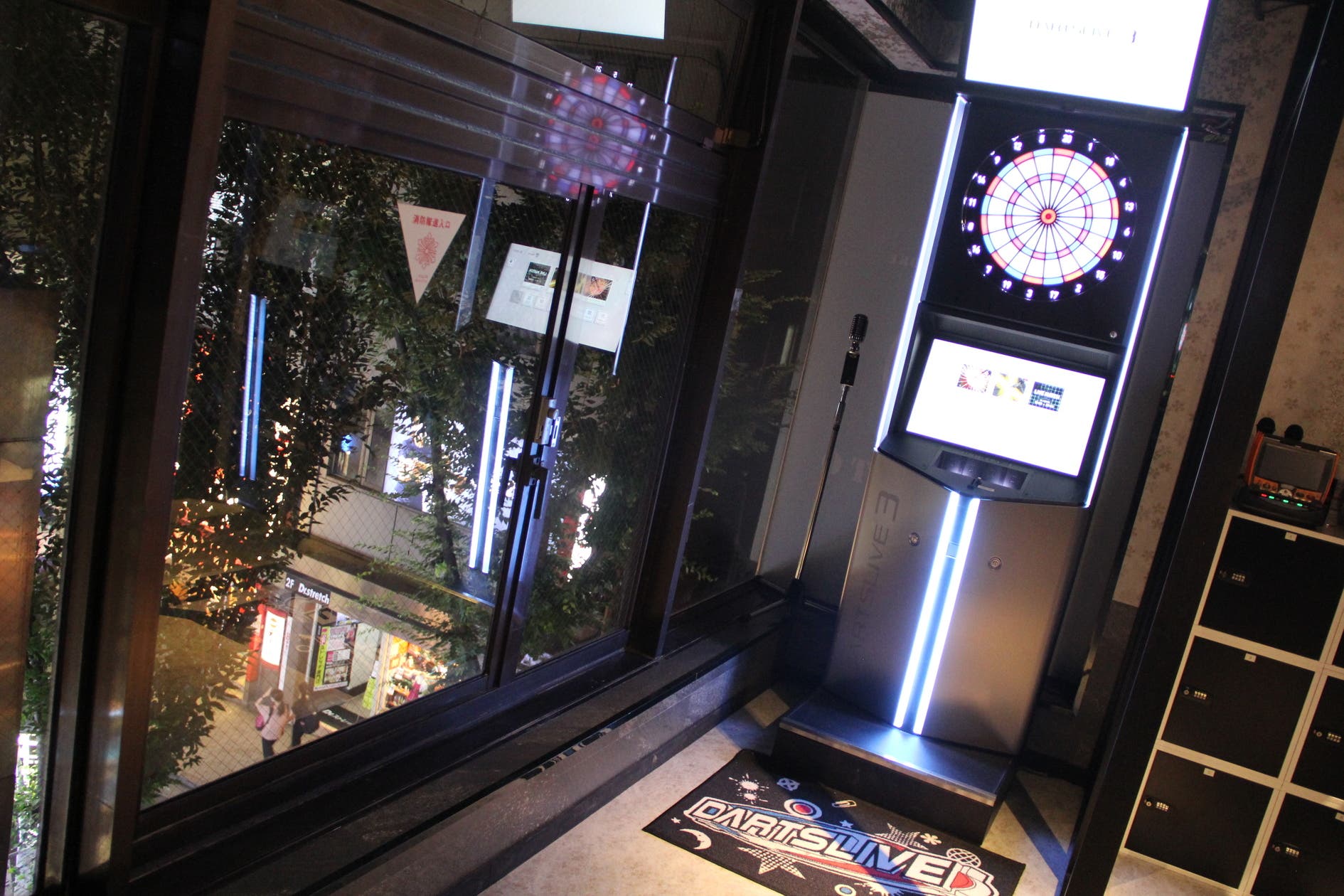 広々とした空間はみんなで盛り上がること間違いなし！ダーツやカラオケ、動画再生など様々な利用シーンに合わせることができます！の写真5