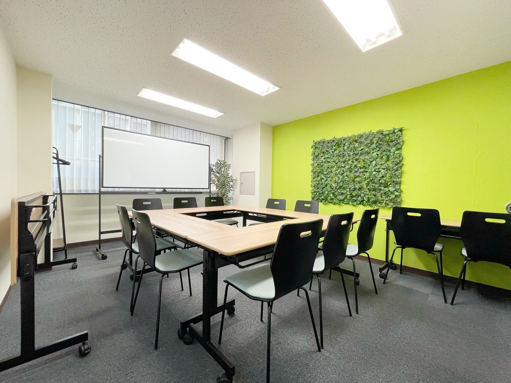 ★有楽町エリア格安★期間限定値下げ★光回線🌟有楽町駅/銀座駅徒歩6分、東京駅近■最大18名♪完全個室！Wi-Fi、プロジェクターの写真11