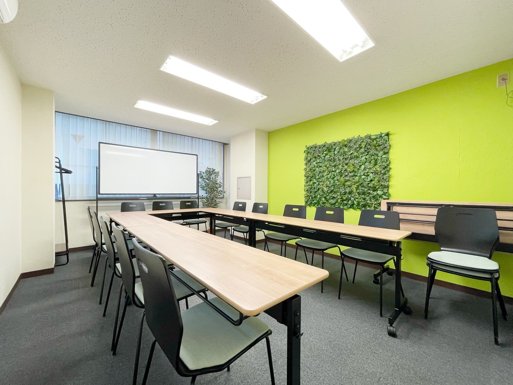 ★有楽町エリア格安★期間限定値下げ★光回線🌟有楽町駅/銀座駅徒歩6分、東京駅近■最大18名♪完全個室！Wi-Fi、プロジェクターの写真13