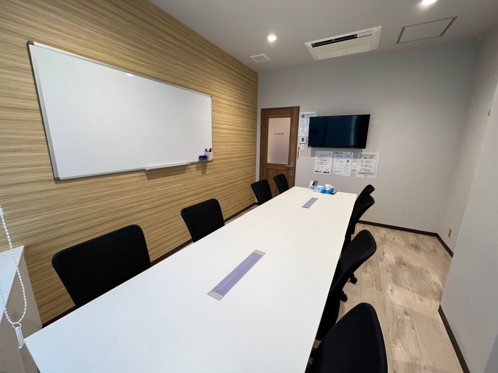 【赤羽駅徒歩1分◎】駅近！モニター・フリードリンク付き8名会議室（RoomA）※予約時間前は入室不可の写真1